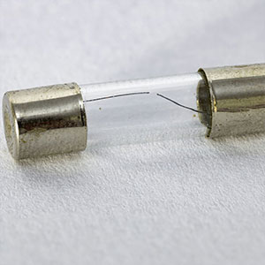 Comment savoir si un fusible est défectueux ? Nos astuces